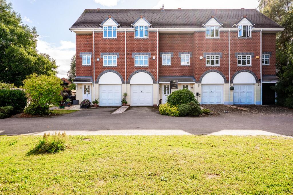3 bedroom terraced house for sale in Delph Drive, Burscough, L40