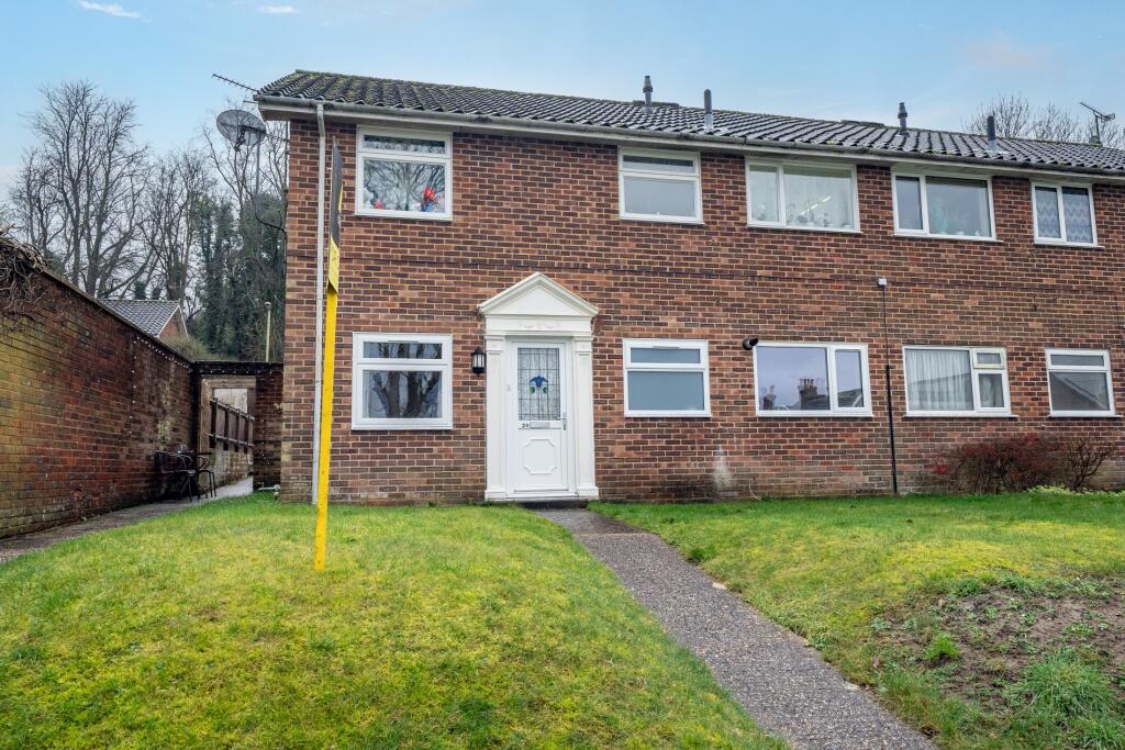 2 bedroom ground floor maisonette for sale in Neville Close, Andover ...