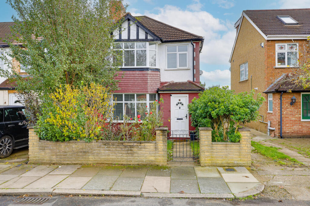 3 bedroom end of terrace house for sale in Darley Road, Edmonton, N9