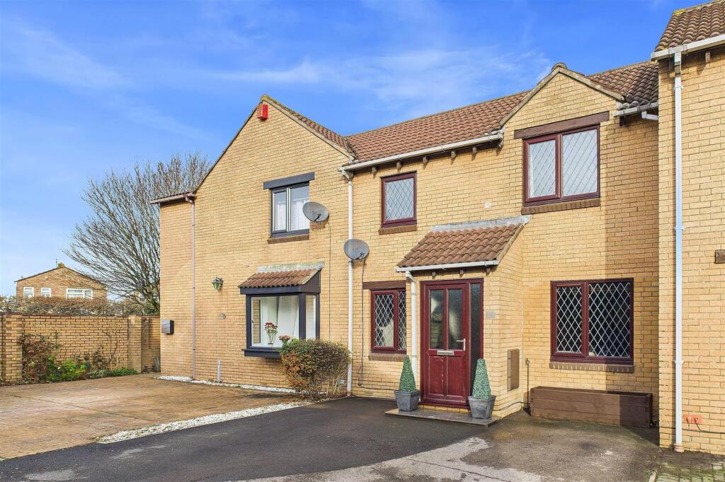 3 bedroom terraced house for sale in Close to Schools, shops and ...