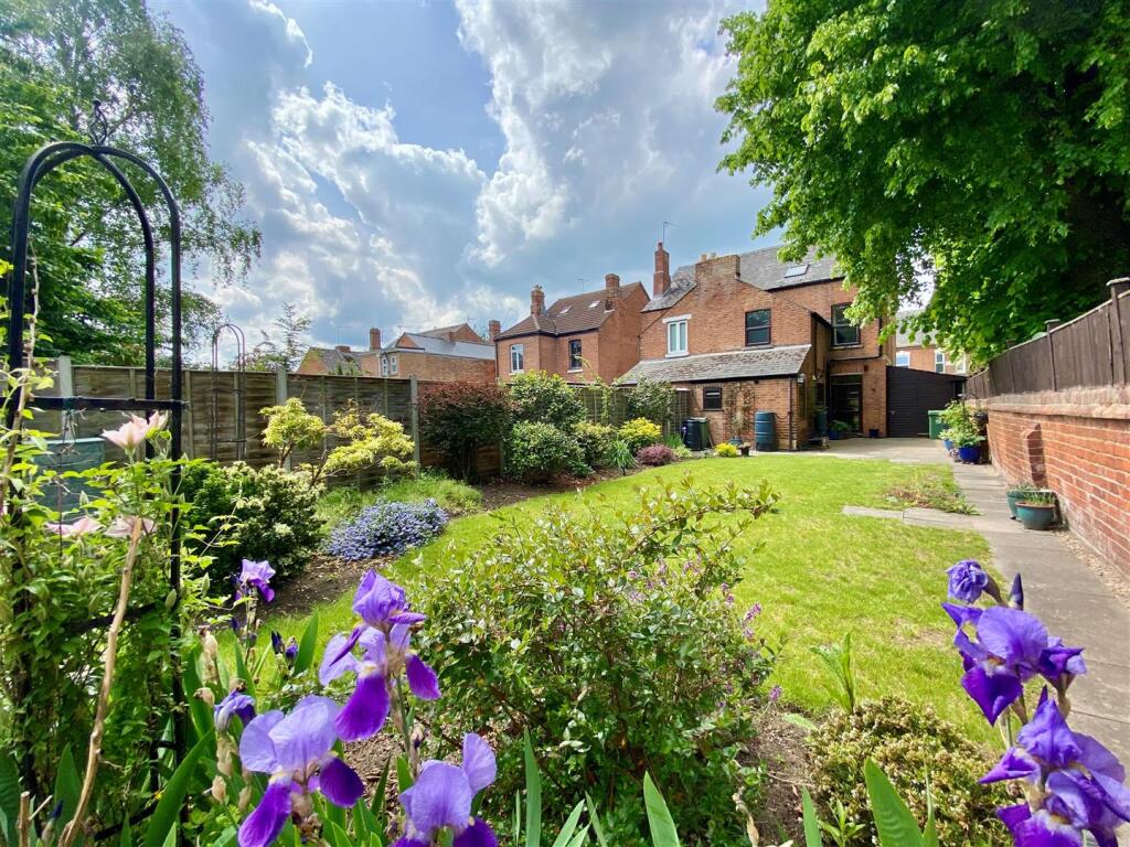 3 bedroom semi-detached house for sale in Henry Road, Gloucester, GL1