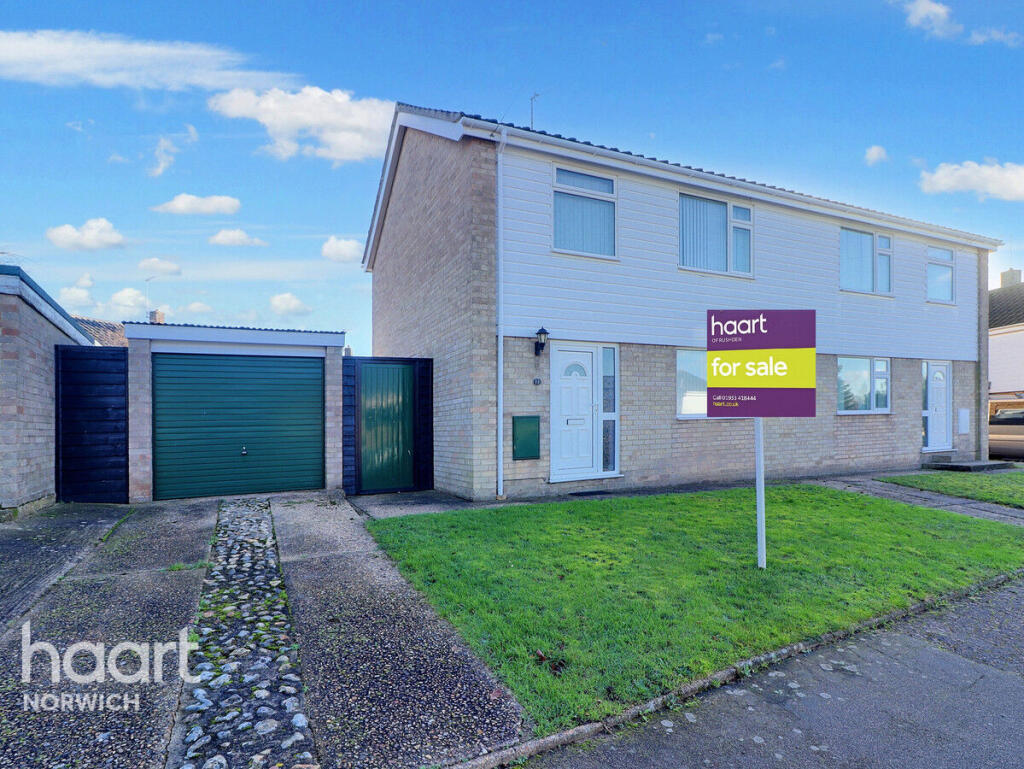 3 bedroom semi-detached house for sale in Links Way, NORWICH, NR14