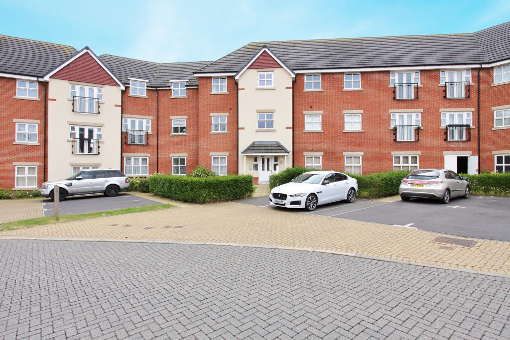 2 bedroom flat for sale in Draper close, Augusta Park, Andover, SP11