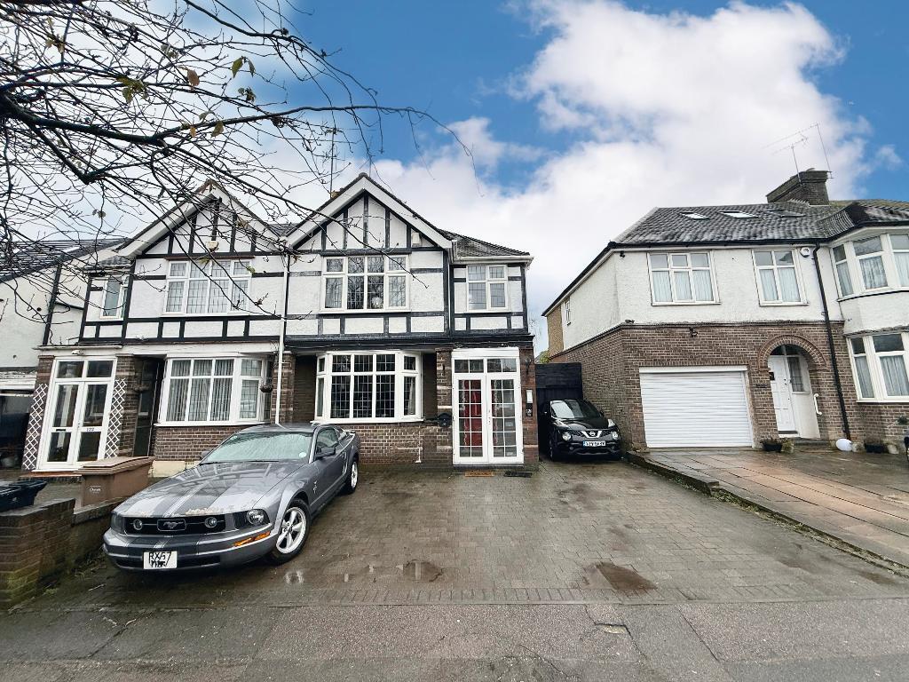 3 bedroom semi-detached house for sale in Oakley Road, Challney, Luton ...