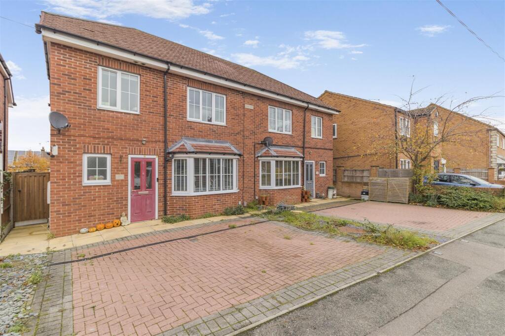 4 bedroom semi-detached house for sale in Derwent Avenue, Mansfield, NG18