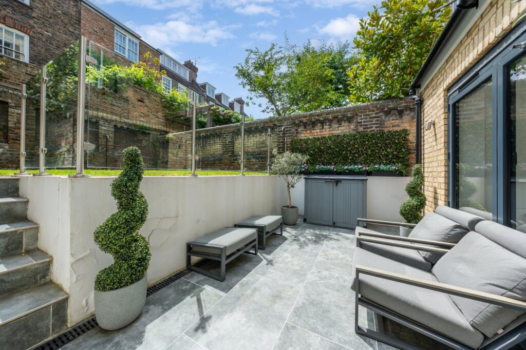 2 bedroom flat for sale in Elm Park Road, Cremorne Estate, SW3