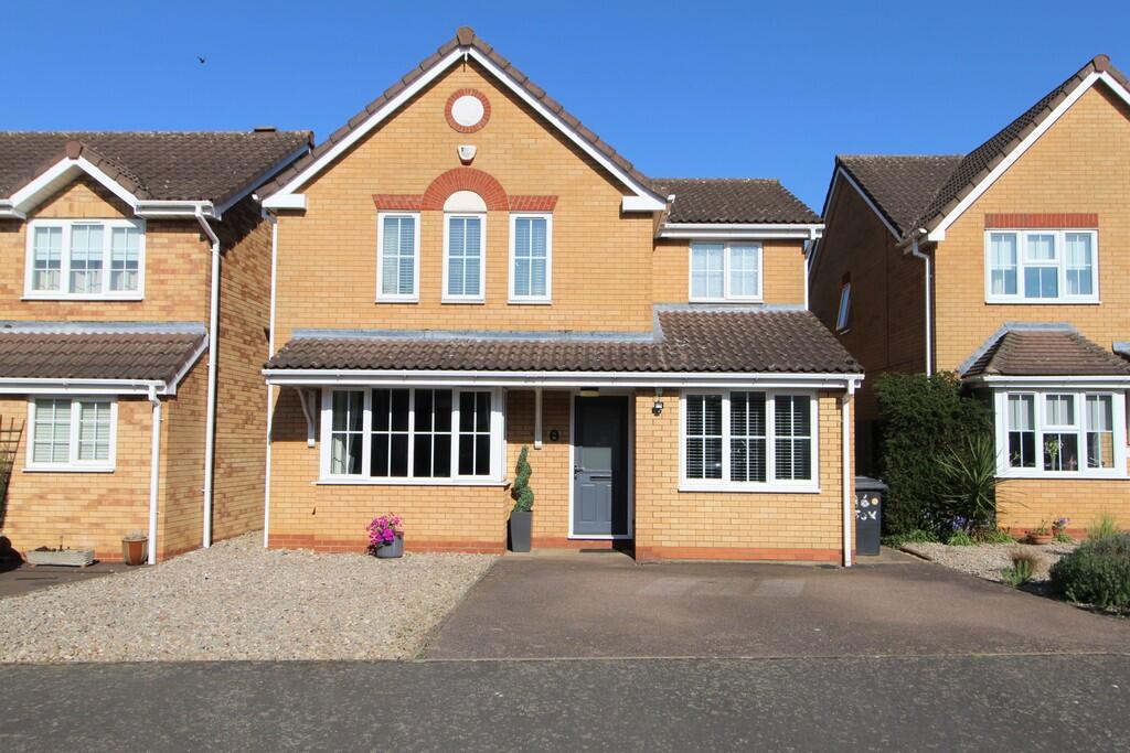 4 bedroom detached house for sale in Foxglove Drive, Biggleswade, SG18