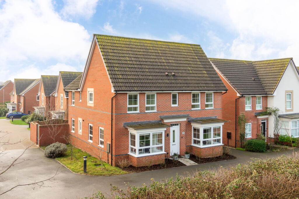 4 bedroom detached house for sale in Bullfinch Close, East Leake, LE12