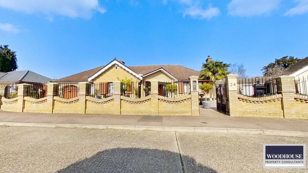 5 bedroom detached bungalow for sale in Littlebrook Gardens, Cheshunt, EN8