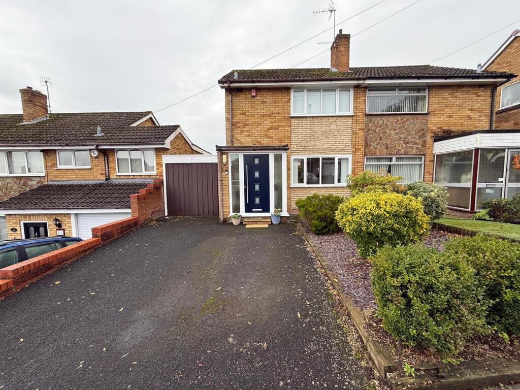 3 bedroom semi-detached house for sale in Meadow Way, Wordsley, DY8 5JD ...