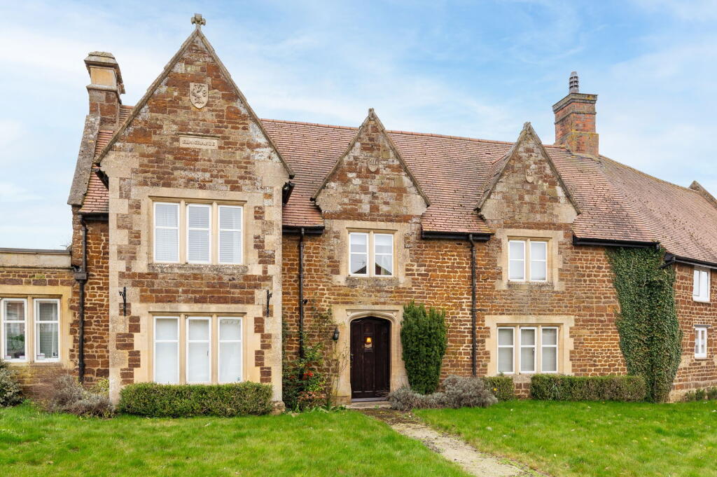 3 bedroom cottage for sale in Ivy Lane, Finedon, NN9