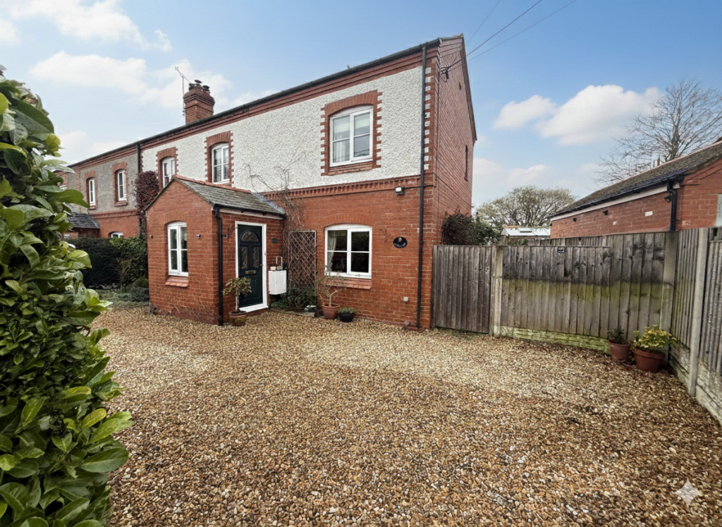 4 bedroom semi-detached house for sale in Burton Road, Wrexham, LL12