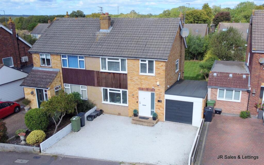 3 bedroom semi-detached house for sale in Pembroke Drive, Goffs Oak, EN7