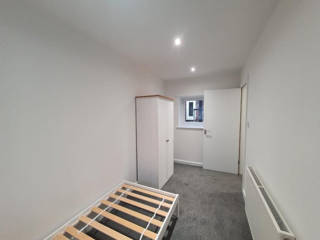 4-bedroom Flat for rent in Bury BL9, a Walmersley Road. Pid=748105