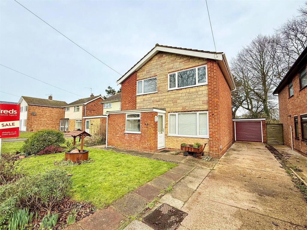 4 bedroom detached house for sale in Byron Way, Caister-On-Sea, NR30