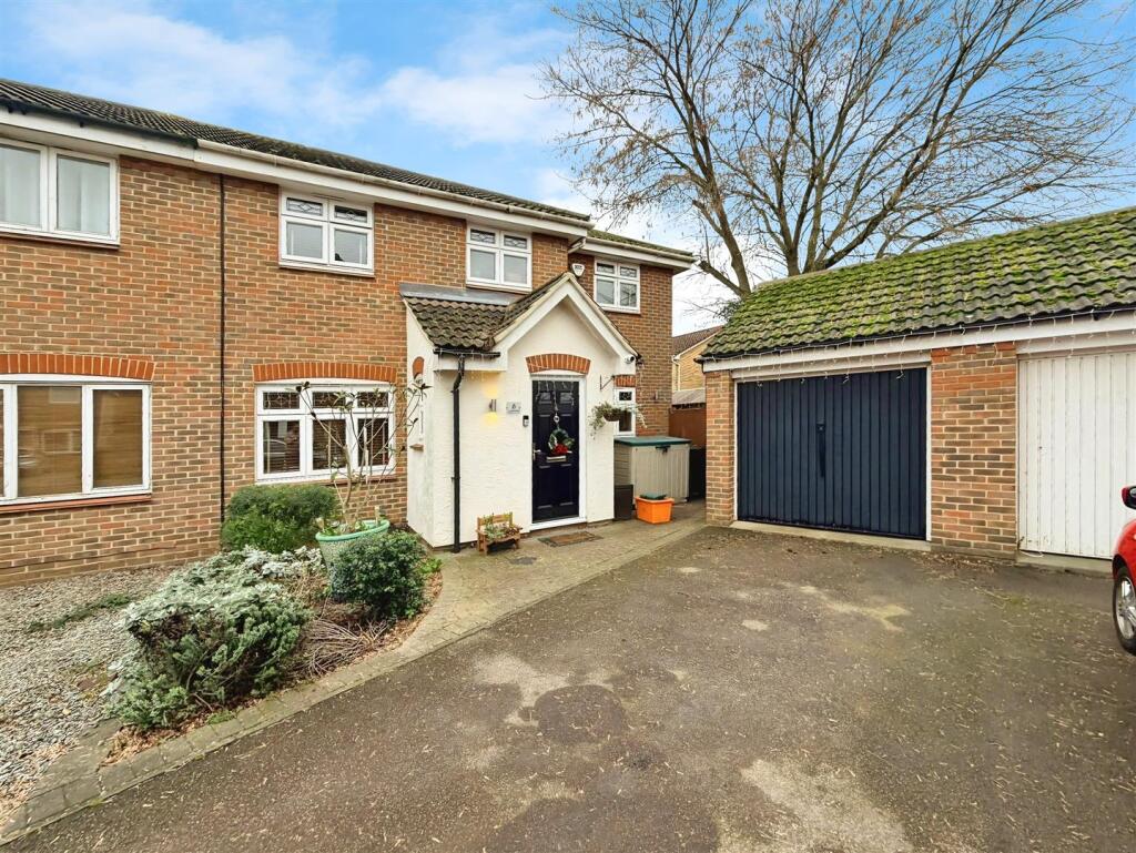 4 bedroom semi-detached house for sale in Chatton Close, Wickford ...
