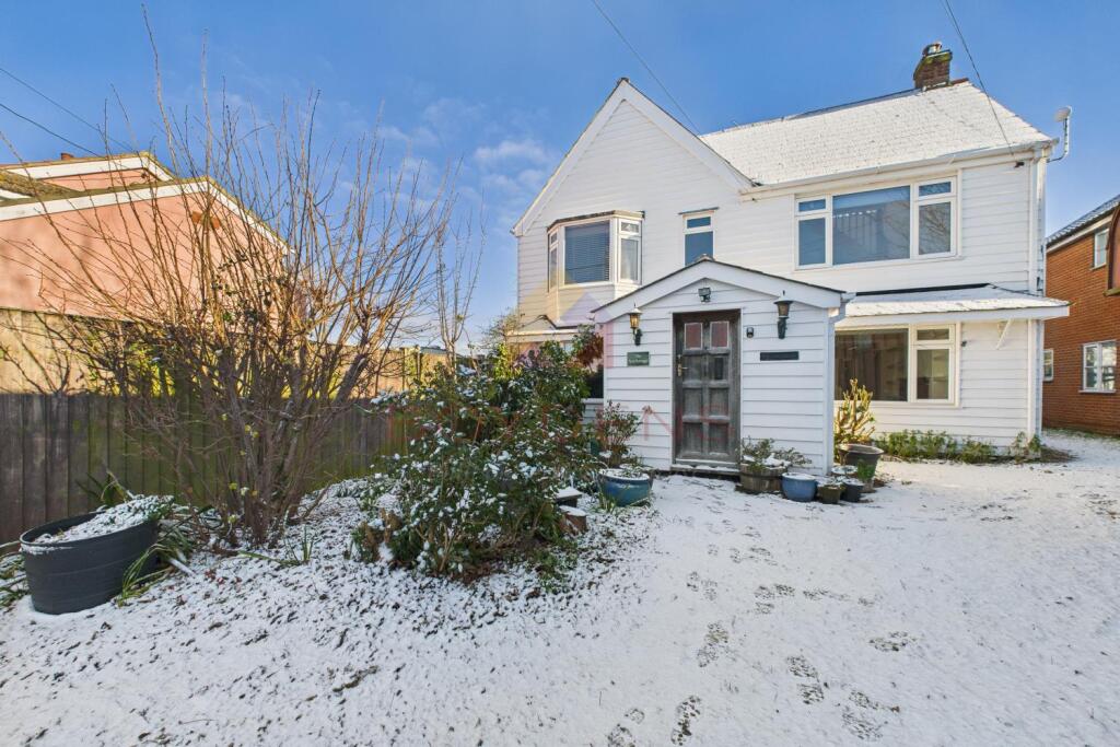4 bedroom detached house for sale in Harwich Road, Beaumont, CO16