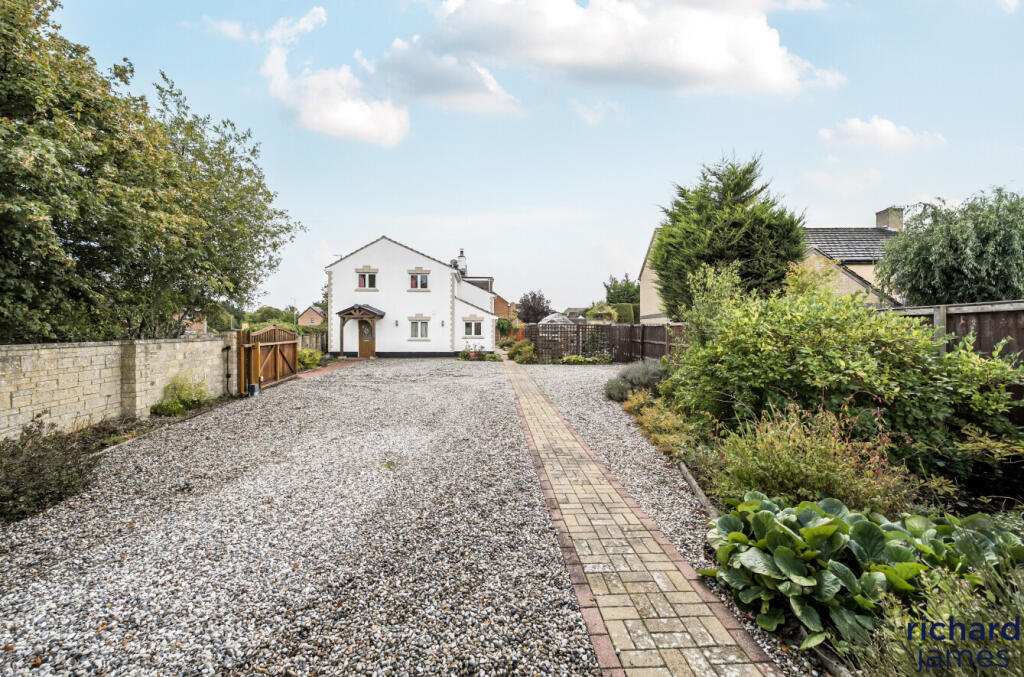 5 bedroom detached house for sale in Old Shaw Lane, Swindon, SN5