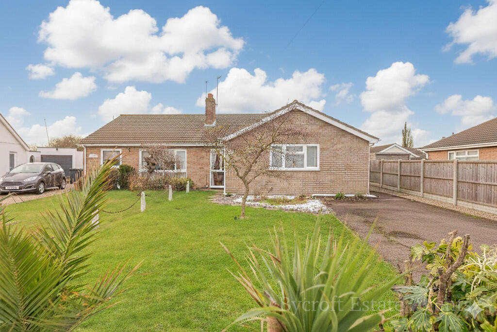 3 bedroom semi-detached bungalow for sale in California Avenue, Scratby ...