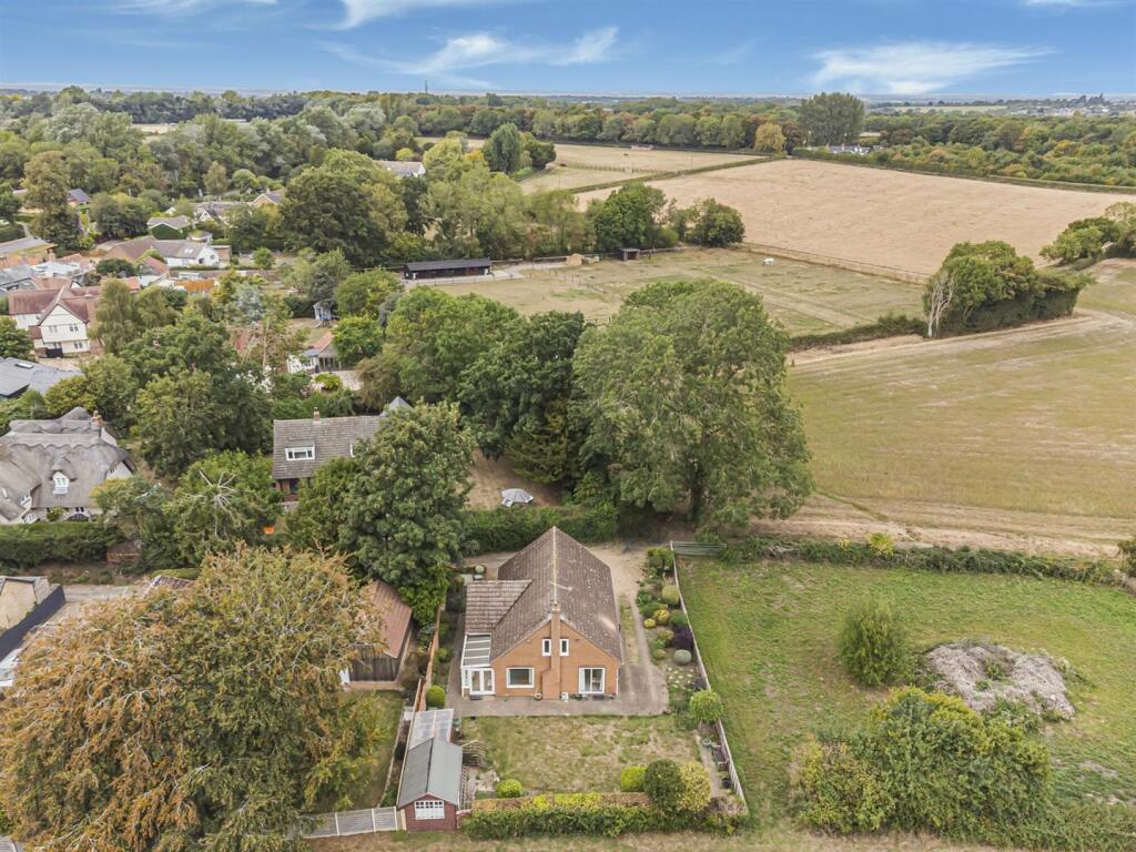 2 bedroom detached bungalow for sale in Back Lane, Burrough Green ...
