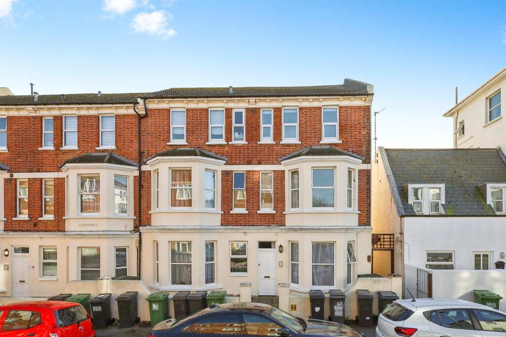 2 bedroom flat for sale in Ceylon Place, Eastbourne, BN22