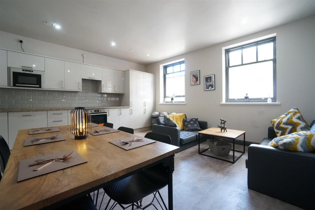 5 bedroom house for rent in High Street, Bangor, LL57