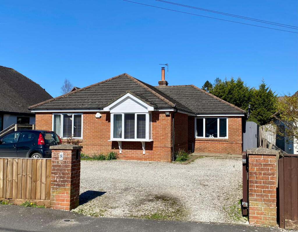 3 bedroom detached bungalow for sale in Fairlie, Ringwood, BH24 1TS, BH24
