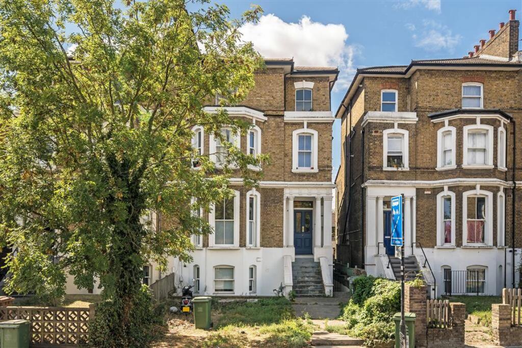 1 bedroom flat for sale in Lewisham Way, New Cross, SE14