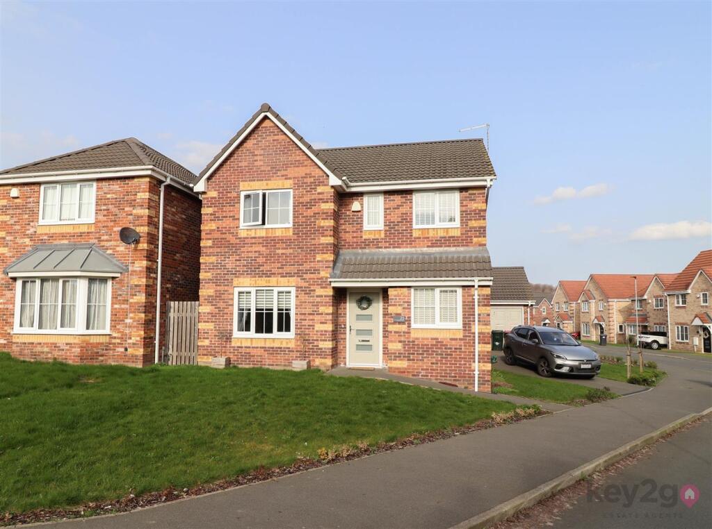4 bedroom detached house for sale in Fairfields Way, Aston, Sheffield, S26