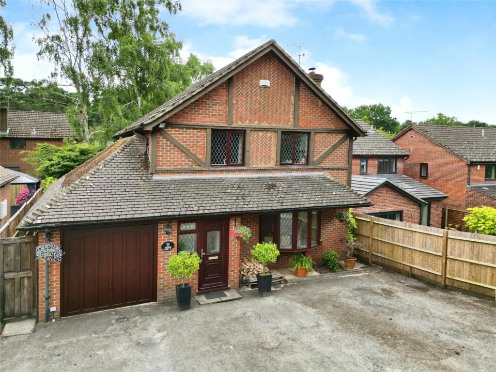4 bedroom detached house for sale in Harvard Road, Owlsmoor, Sandhurst ...