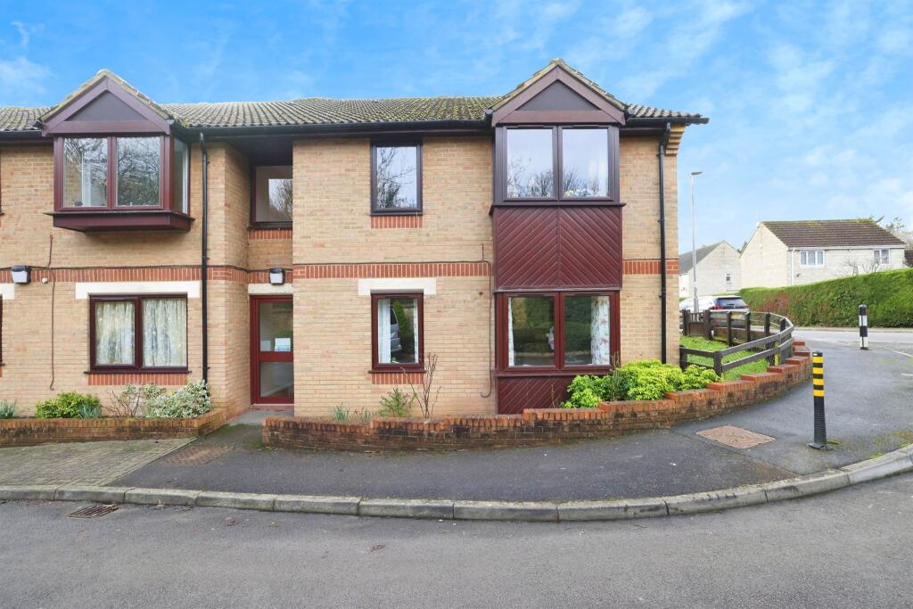 2 bedroom ground floor flat for sale in Charter Road, Chippenham, SN15