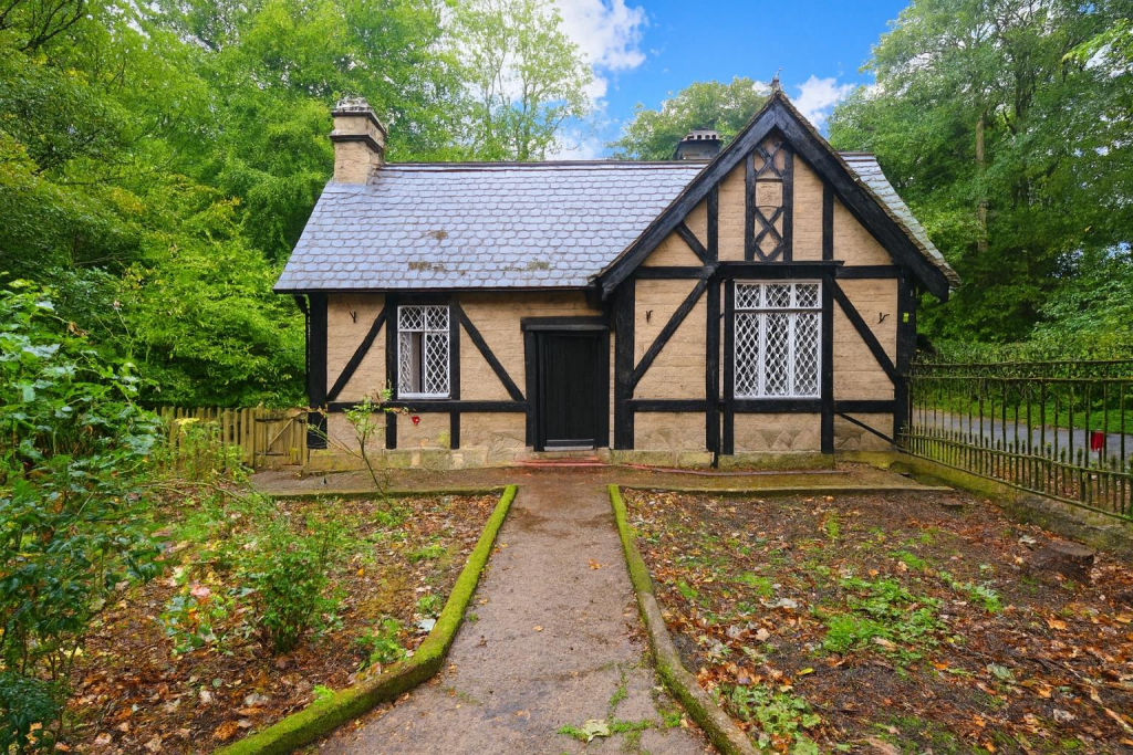 2 bedroom detached house for sale in Bersham, Wrexham, LL14