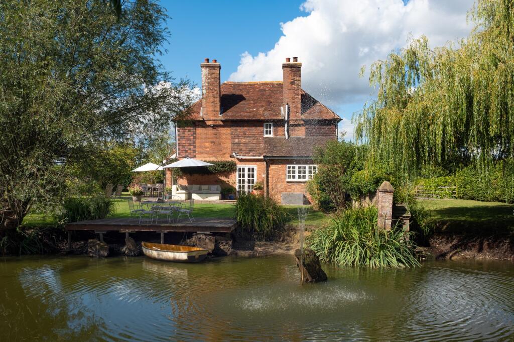 5 bedroom detached house for sale in Biddenden Road, Headcorn, TN27