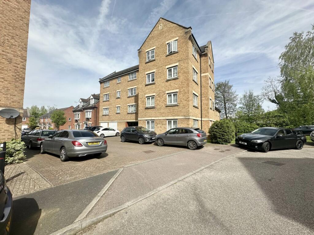 2 bedroom flat for sale in Bramley Court, Luton Road, Dunstable, LU5