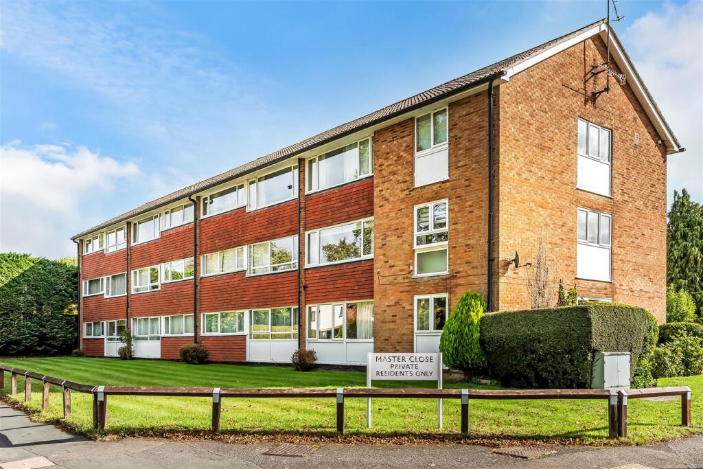 2 bedroom flat for sale in Master Close, Oxted, RH8