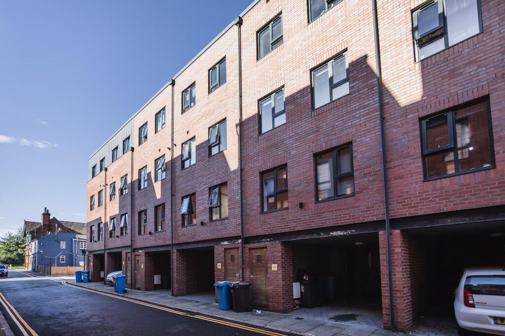 4 bedroom house of multiple occupation for sale in Dun Fields ...