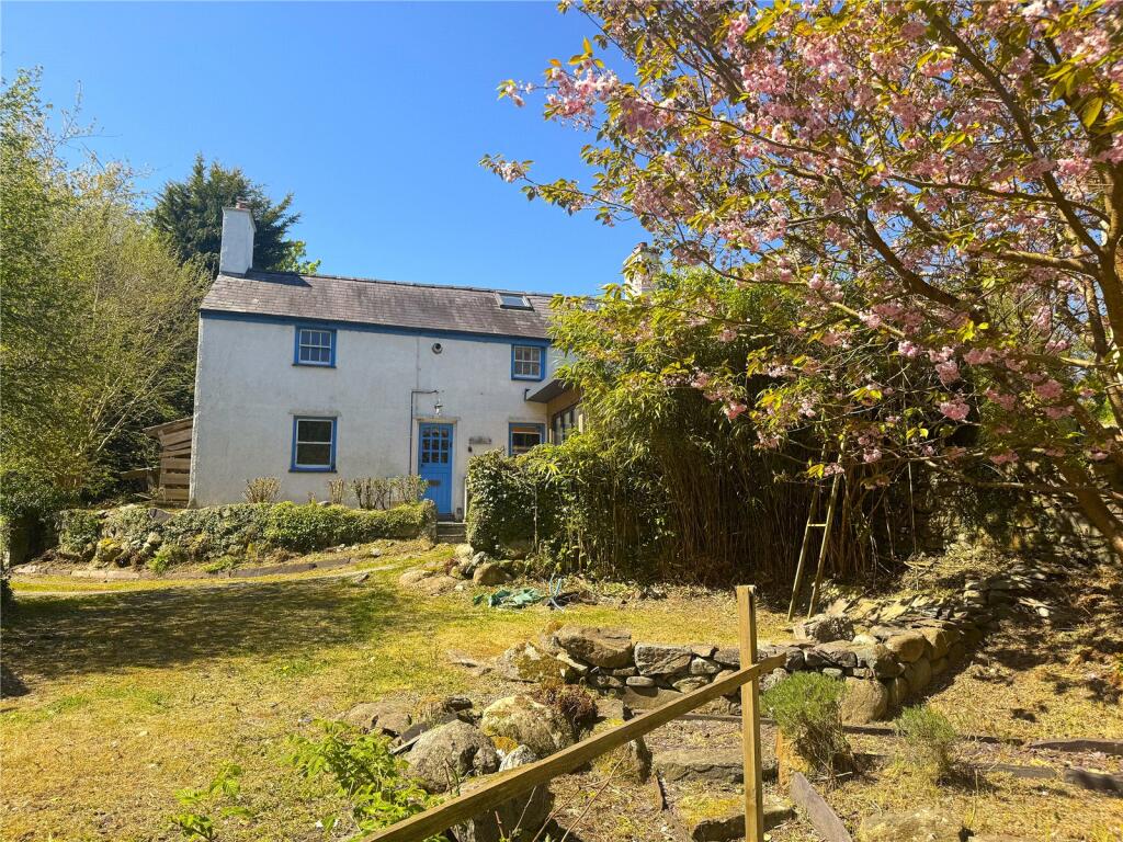 2 bedroom detached house for sale in Tregarth, Bangor, Gwynedd, LL57