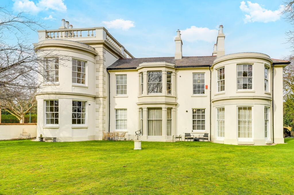 2 bedroom flat for sale in The Cedars, Nottingham, NG5