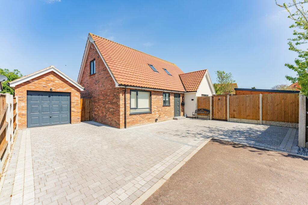 4 bedroom chalet for sale in Bridle Close, Hemsby, NR29