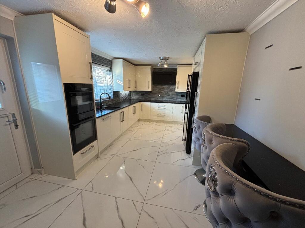 4 bedroom bungalow for sale in Zider Pass, Canvey Island, SS8