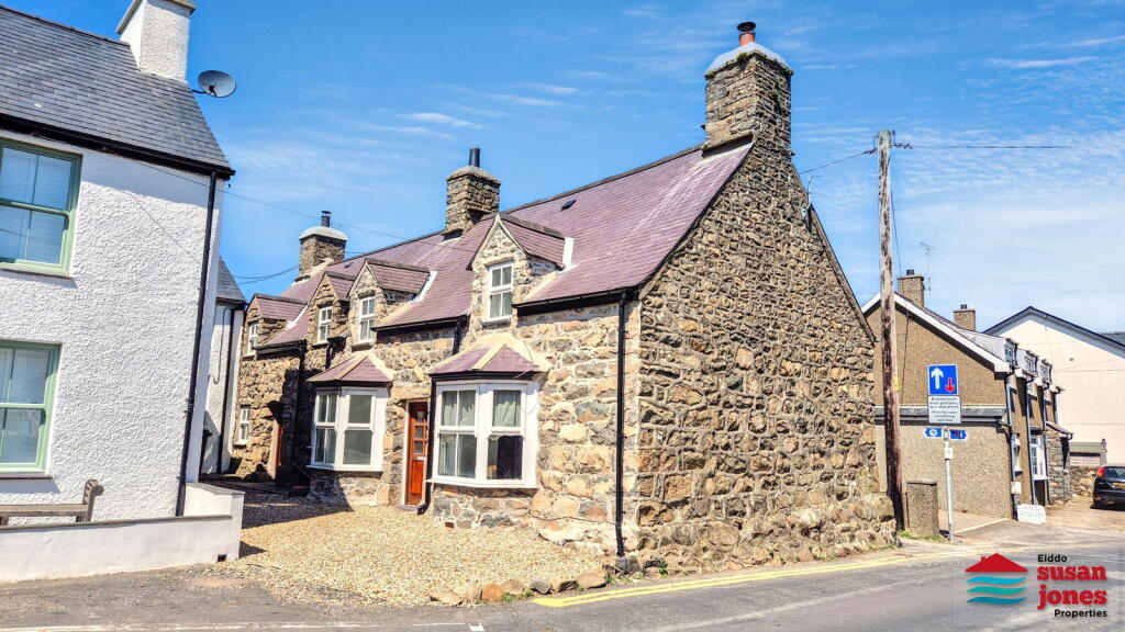 2 bedroom semi-detached house for sale in Stryd Y Ffynnon, Nefyn, LL53