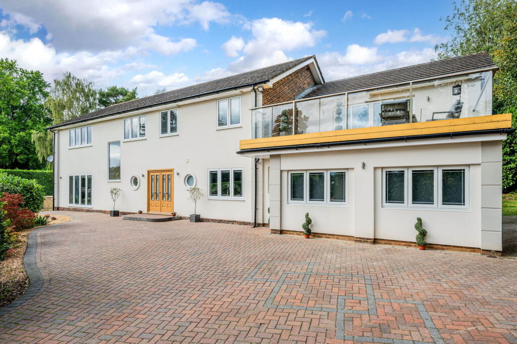 5 bedroom detached house for sale in Icehouse Wood, Oxted, RH8 9DW, RH8