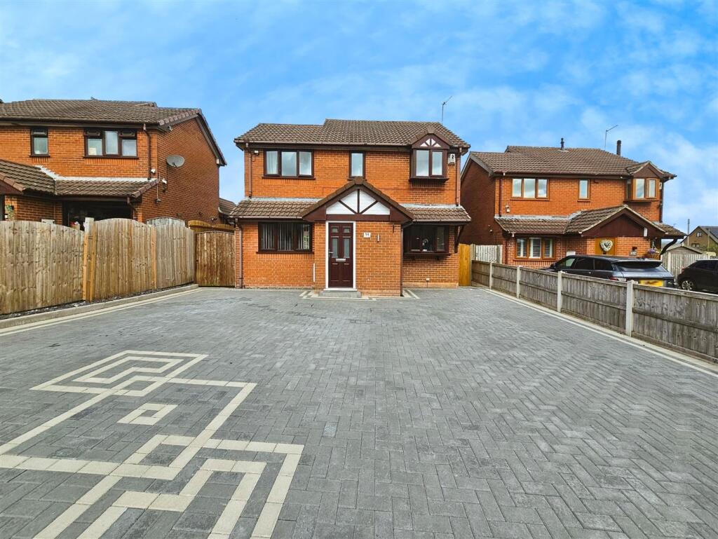 4 bedroom detached house for sale in Jasmin Way, Packmoor, Stoke-On ...