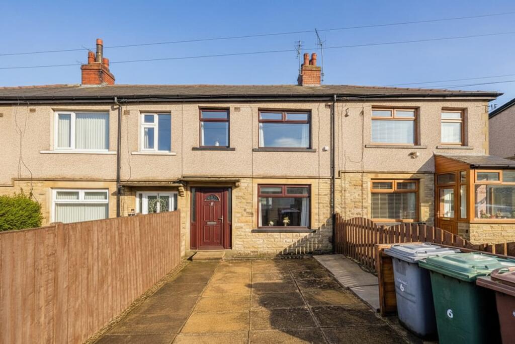 3 bedroom terraced house for sale in Delph Grove, Clayton, BD14