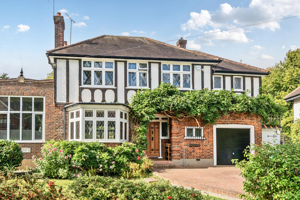 4 bedroom detached house for sale in Friern Mount Drive, Whetstone, N20