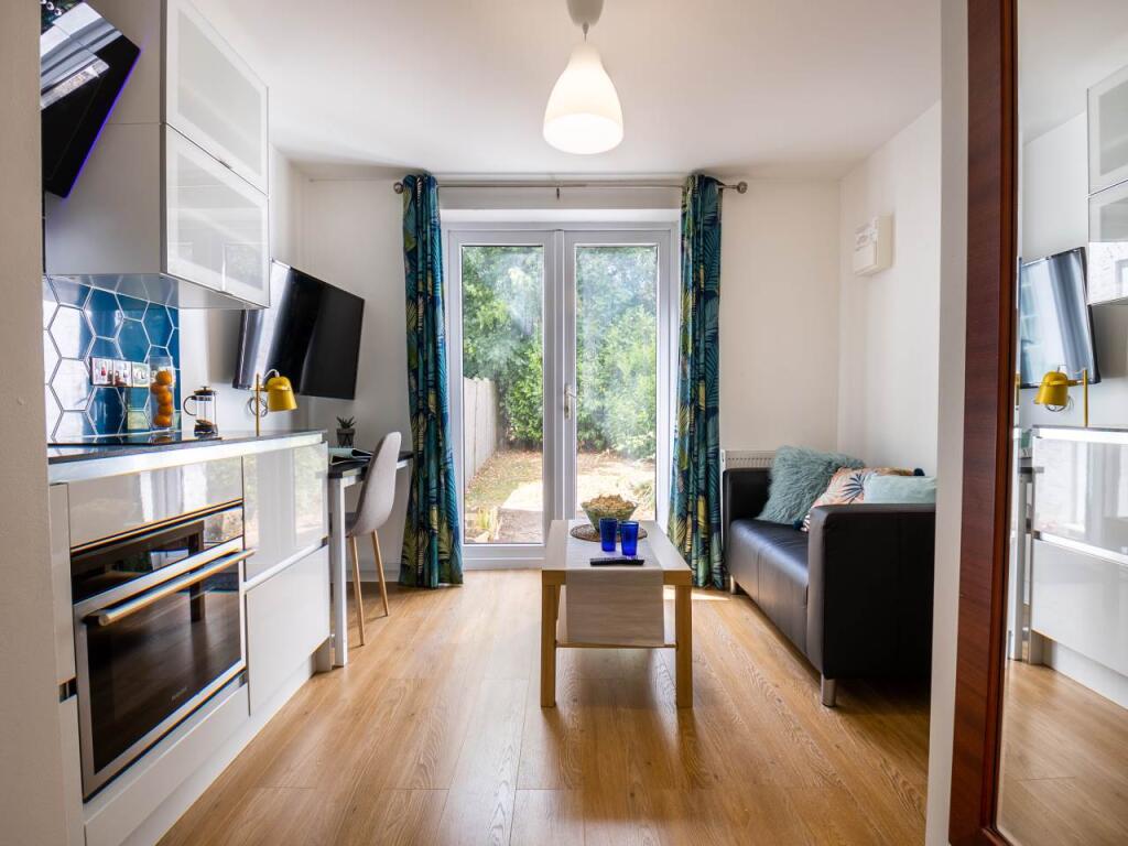 Studio flat for rent in 1 Woodland Way, Canterbury, , CT2