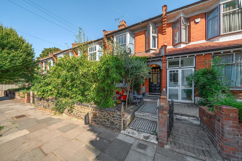 4 bedroom terraced house for sale in Ollerton Road, London, N11