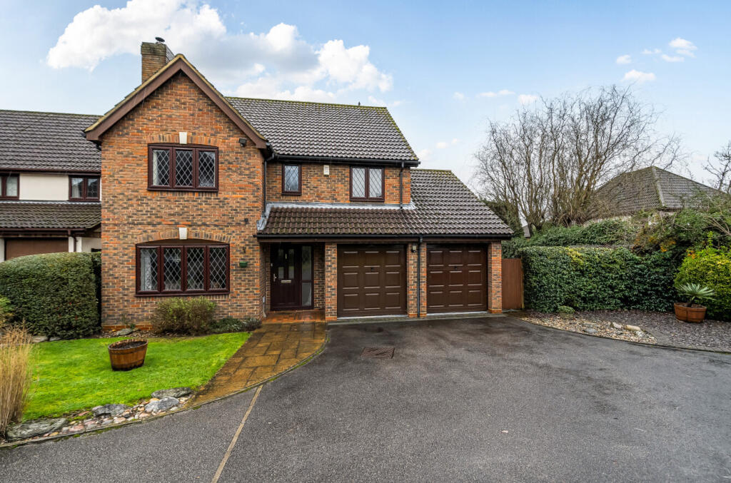 5 bedroom detached house for sale in Poyle Gardens, Warfield, Berkshire ...