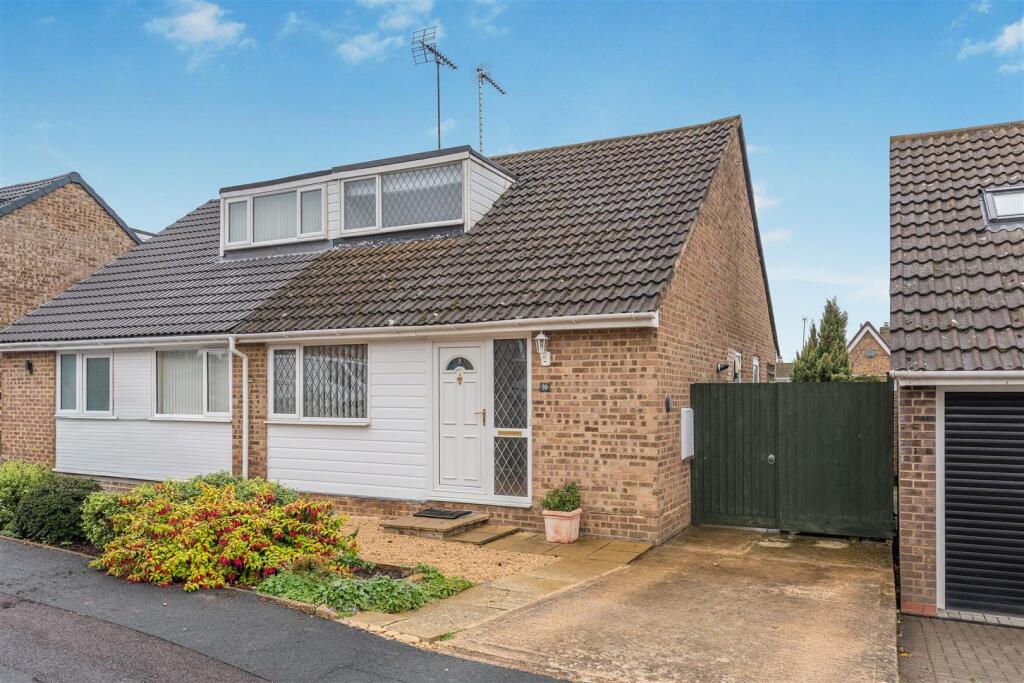 3 bedroom semi-detached house for sale in Wood End, Banbury, OX16