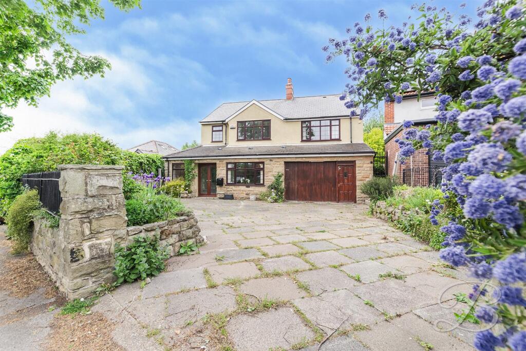 4 bedroom detached house for sale in Berry Hill Lane, Mansfield, NG18